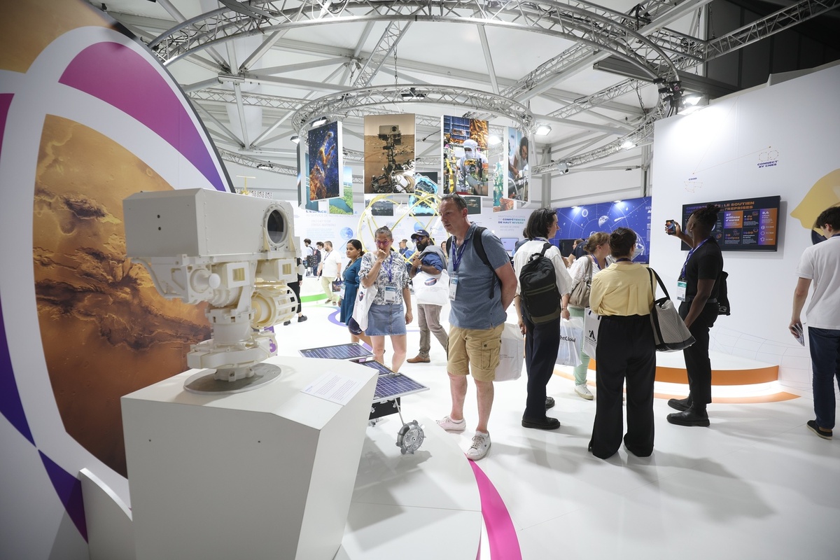 Le CNES au Salon du Bourget, l’espace et les activités duales à l ...