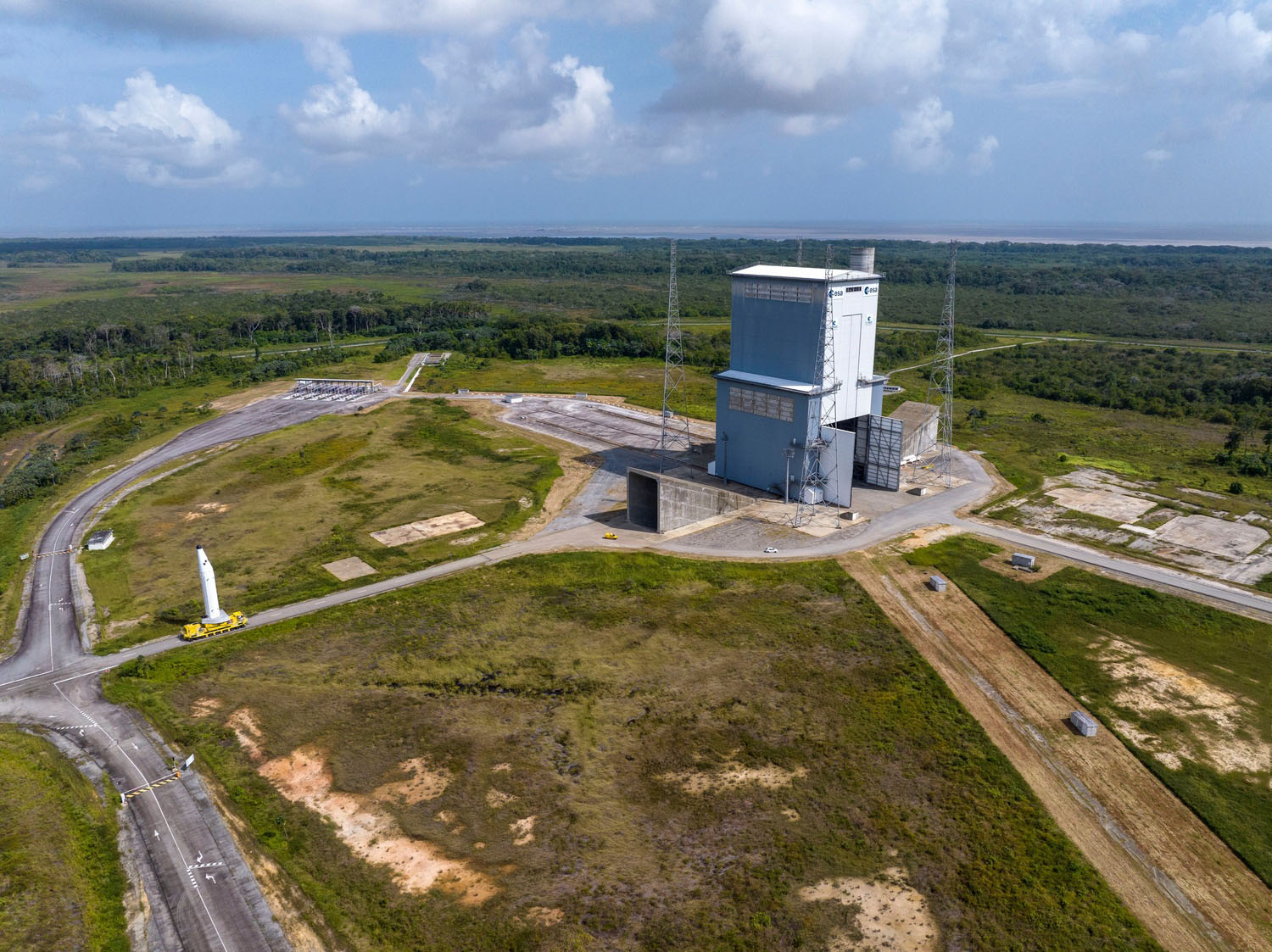 Ariane 6 : comment le lanceur est transporté et assemblé | CNES